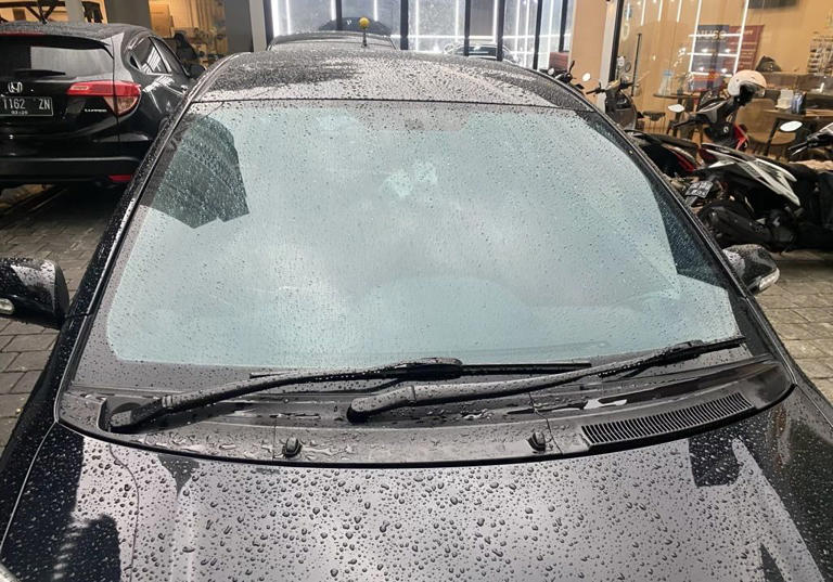 Biasakan bersihkan debu di wiper sebelum mengemudi, biar enggak begini