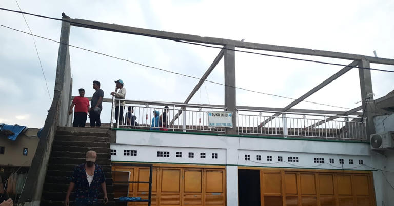 Puting beliung terjang Medan Tuntungan, 7 rumah rusak & pohon tumbang