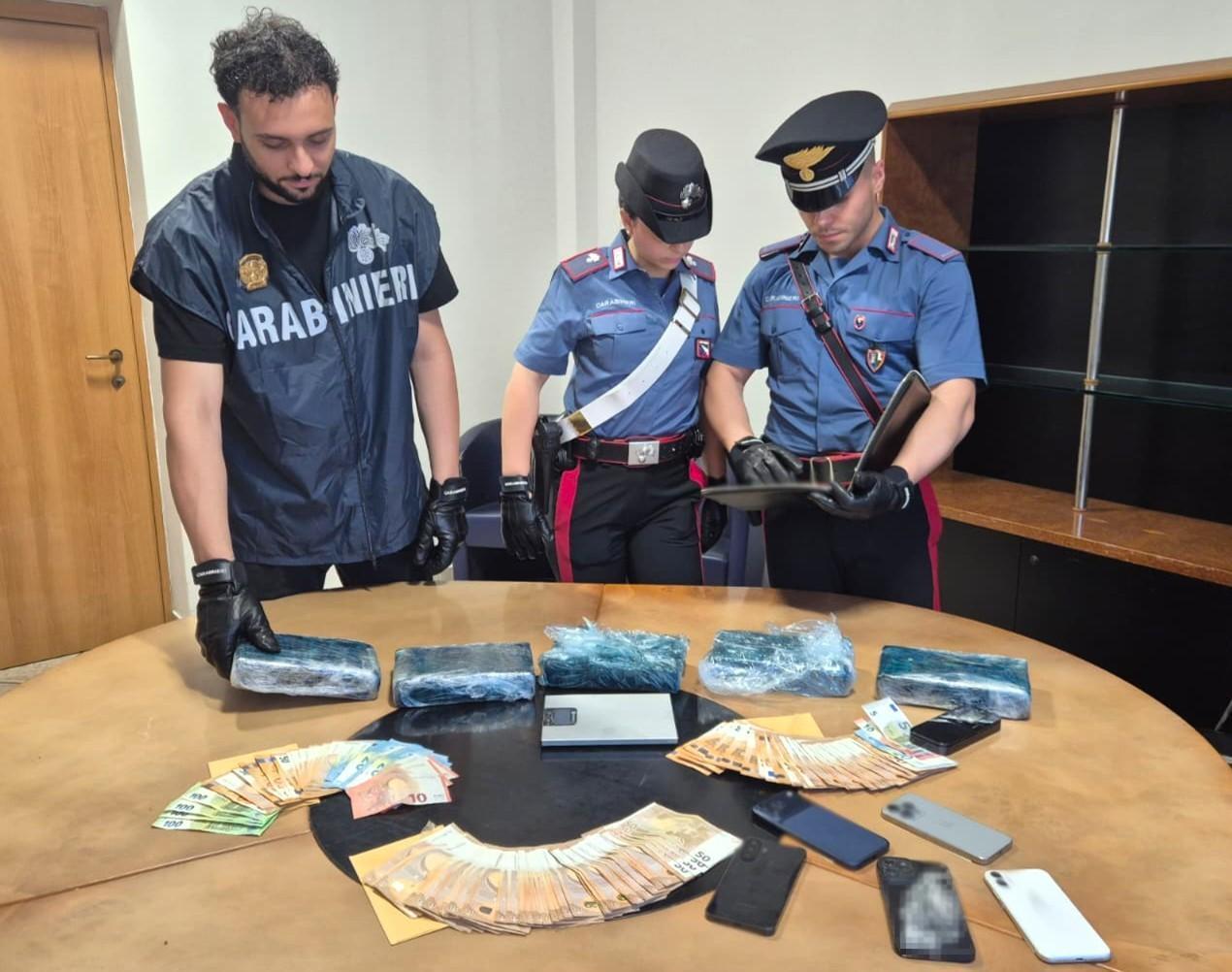 Cinque chili di 'coca' nel furgone: tre arresti