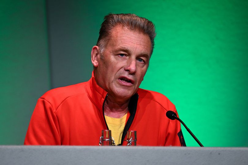 Chris Packham's verdict on letting your dog lick your face divides experts