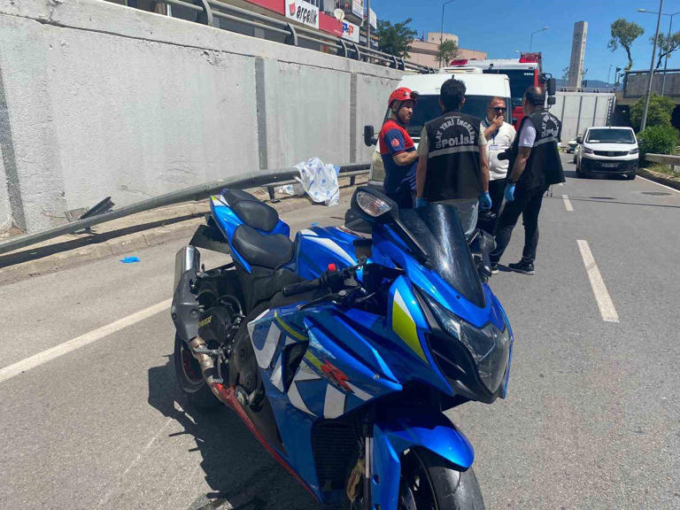 İzmir’de demir bariyere çarpan motosikletin sürücüsü hayatını kaybetti