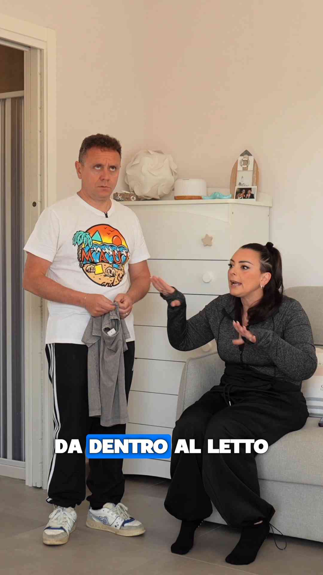 Monica restringe la maglia di Enzo... ma dice che è lui ad essere ...