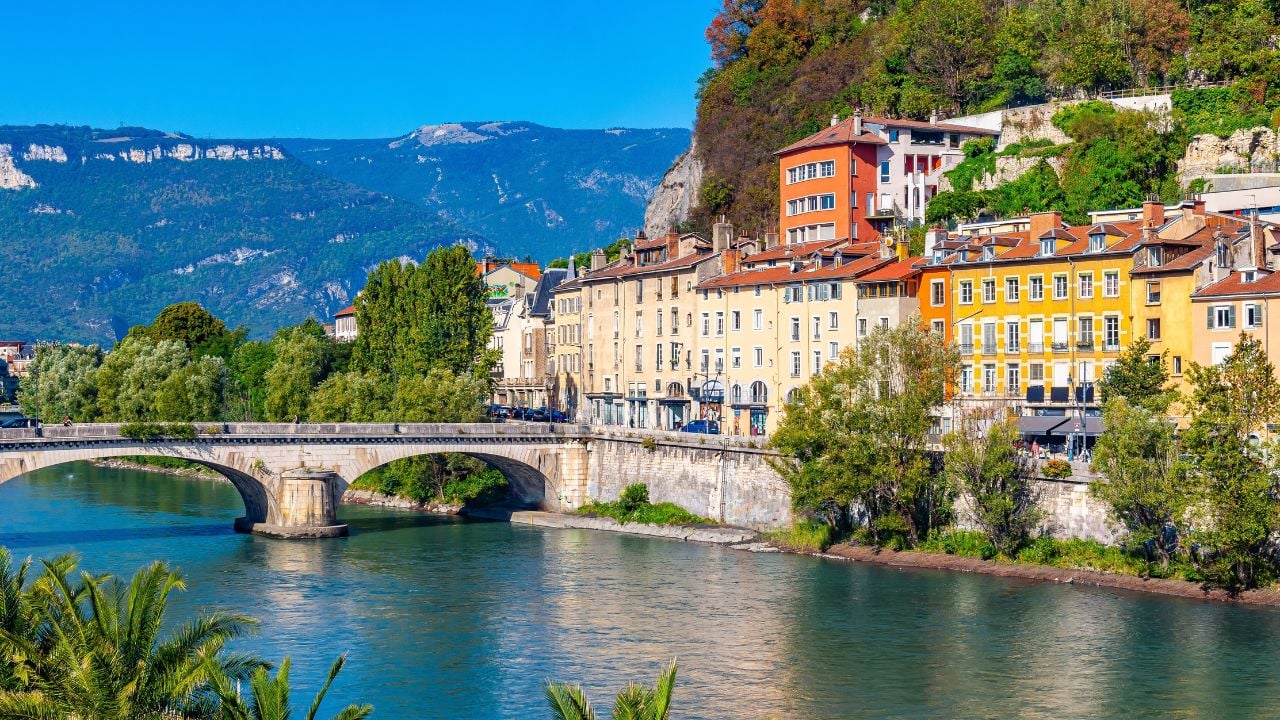 Oubliez Paris et Bordeaux, voici la ville française où les habitants ...
