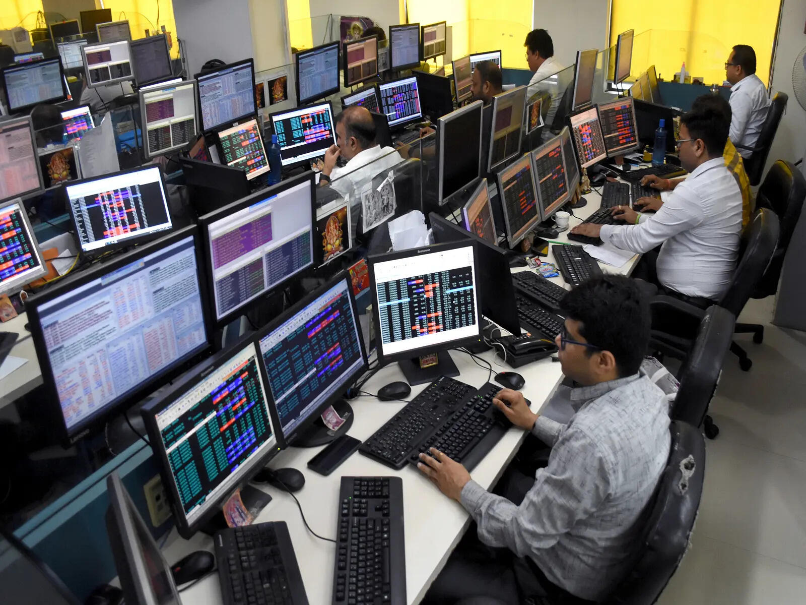 FPIs remain net sellers for 3rd straight month, offload Rs 32,963 cr ...