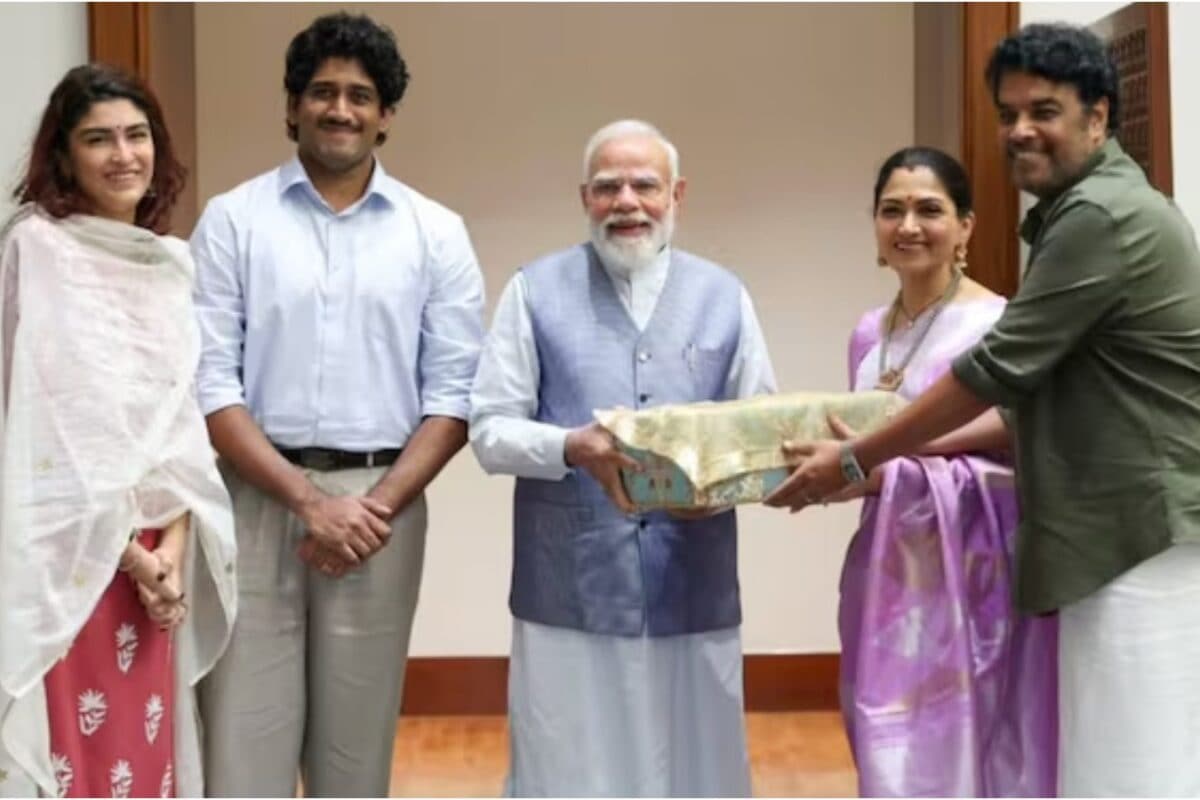 Khushbu Sundar meets PM Narendra Modi with family, invites him to ...
