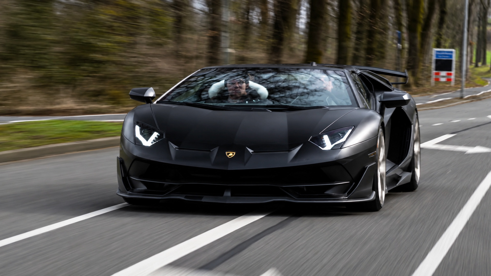 Une Lamborghini Aventador accélère à toute vitesse sur une route dégagée