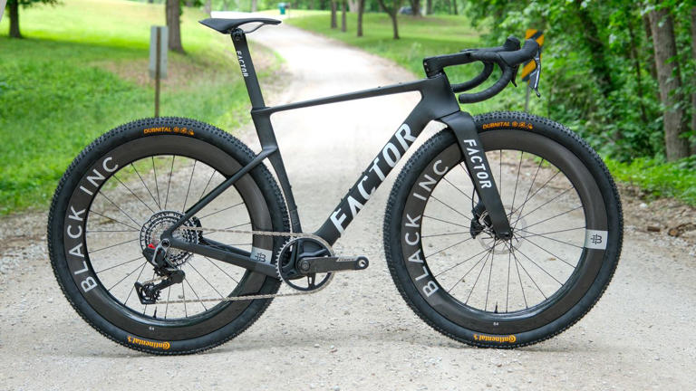 Unnamed Factor prototype races under Romain Bardet at Unbound — and yes ...