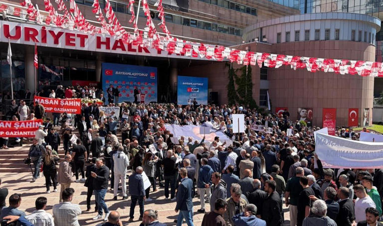 Kılıçdaroğlu 2.5 yıl sonra CHP binasında! Karanfillerle ve 'halkın ...