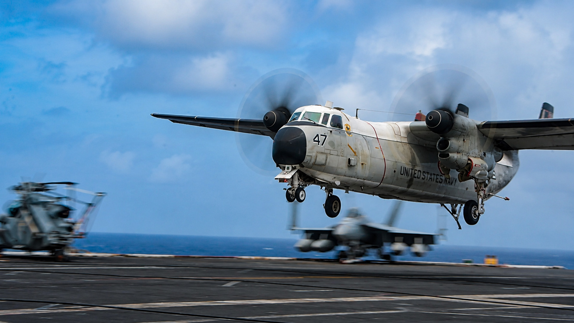 Vluchtdekoperingen maken indruk op bezoekers aan boord van de USS Nimitz