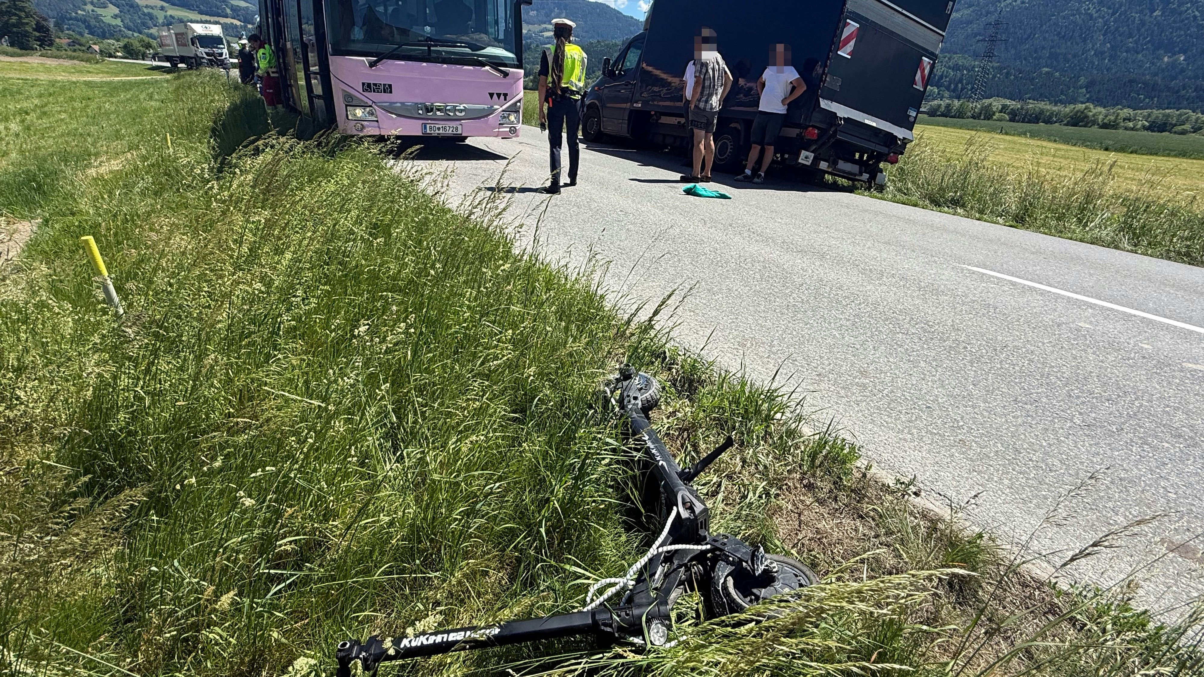 Bub will fahrenden Linienbus mit E-Scooter überholen