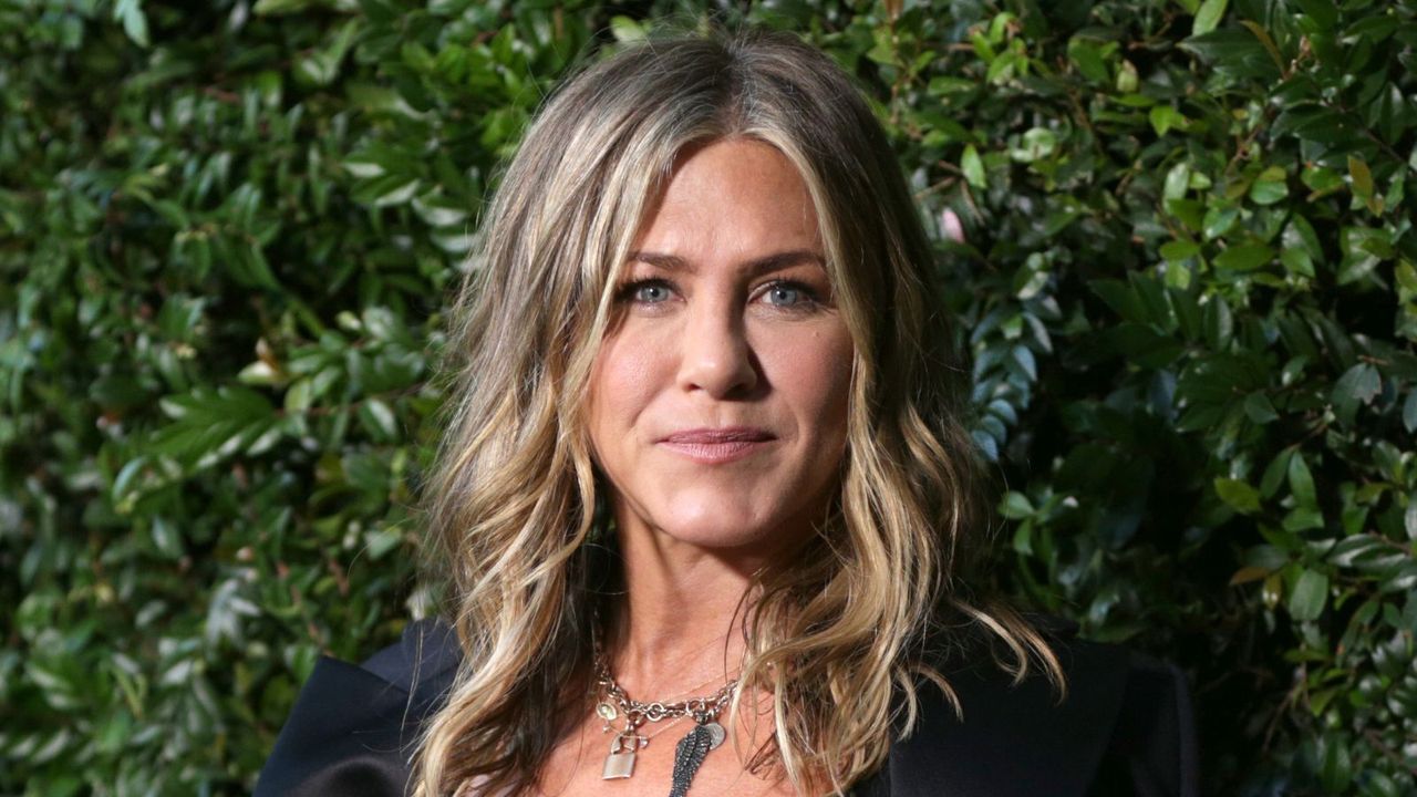 Jennifer Aniston's elevated privacy planting offers an unexpected ...