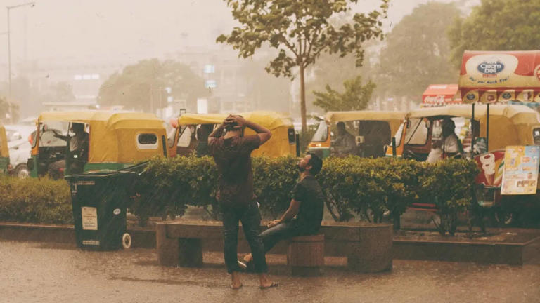 Dust storm, rain, thunderstorms sweep across Delhi-NCR, IMD issues red ...