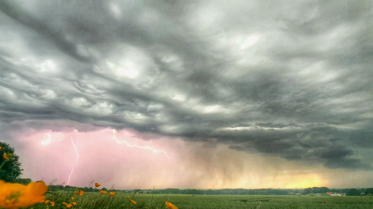 Onweer trekt over ons land: meerdere dakbranden door bliksem en ...
