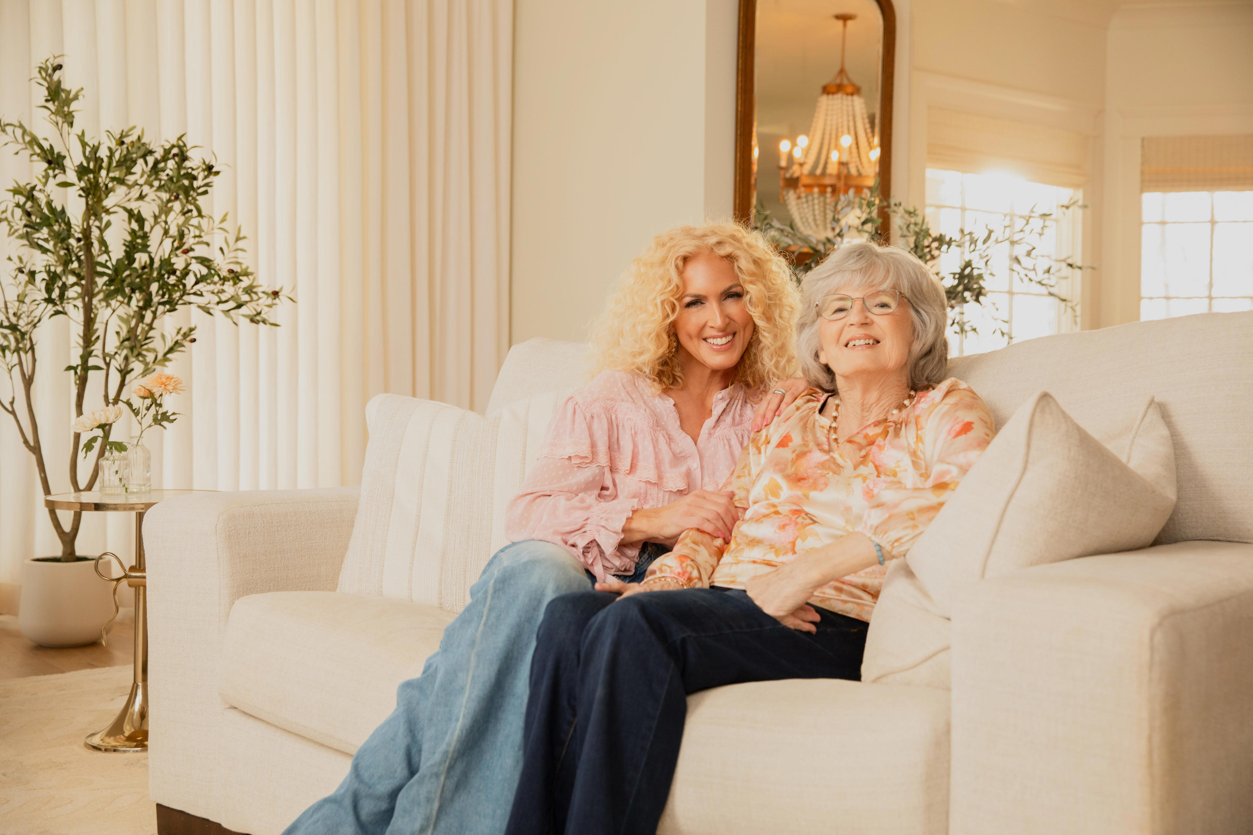 Little Big Town singer opens up about mom’s battle with Parkinson’s disease