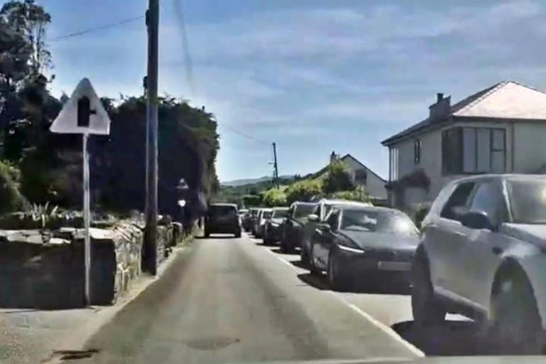 Traffic chaos at Welsh beach swamped with tourists