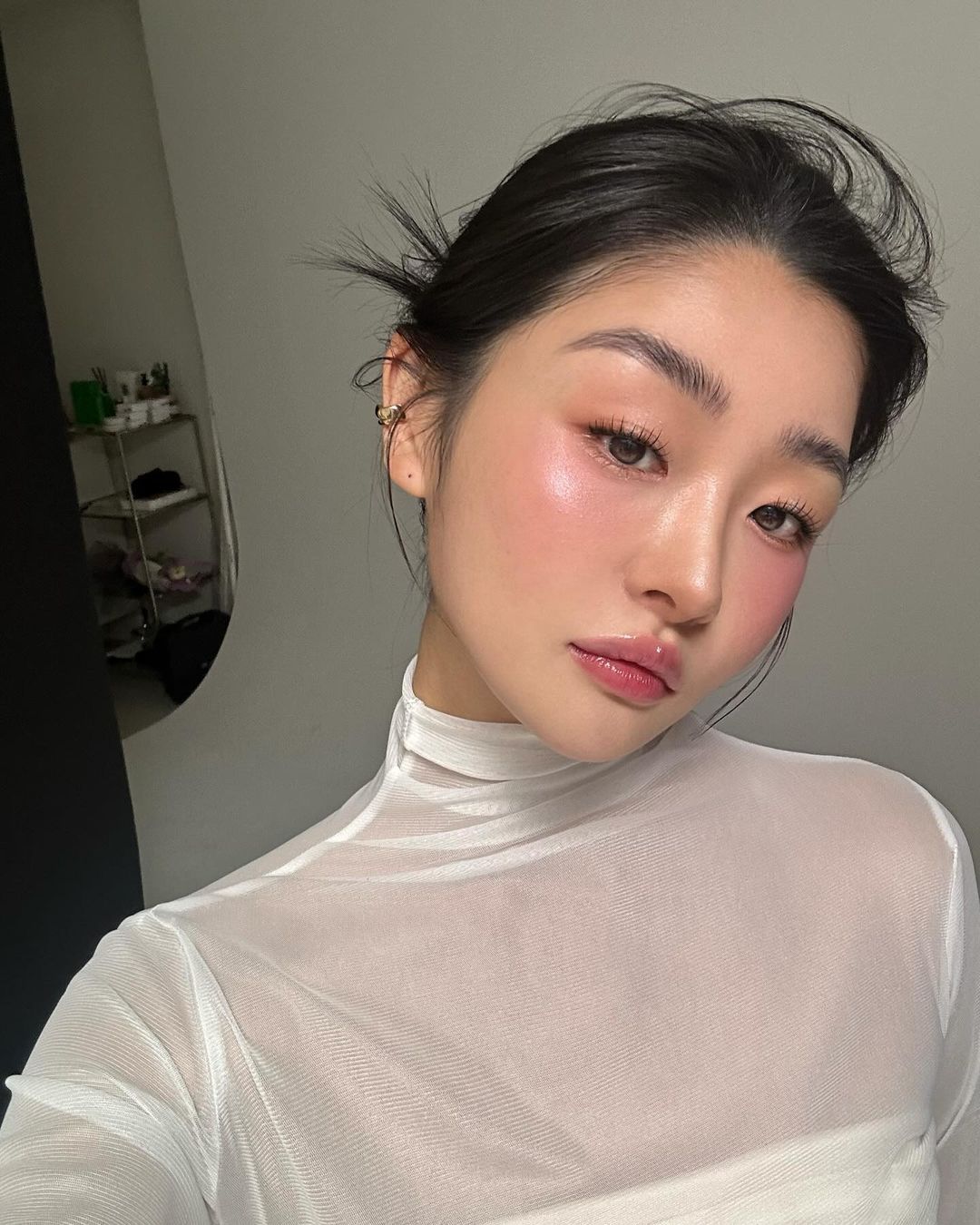 Cara mengaplikasikan blush on sesuai bentuk wajah agar tirus