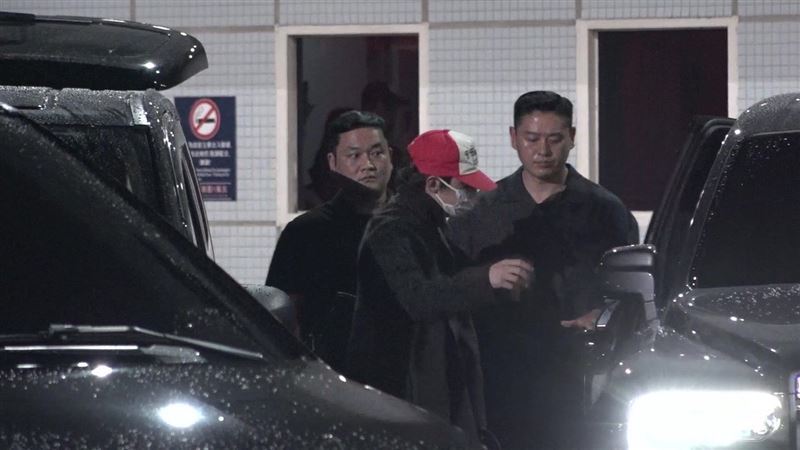 GD穿大衣熱到崩潰!高雄落地秒衝上車吹冷氣 粉絲全笑翻