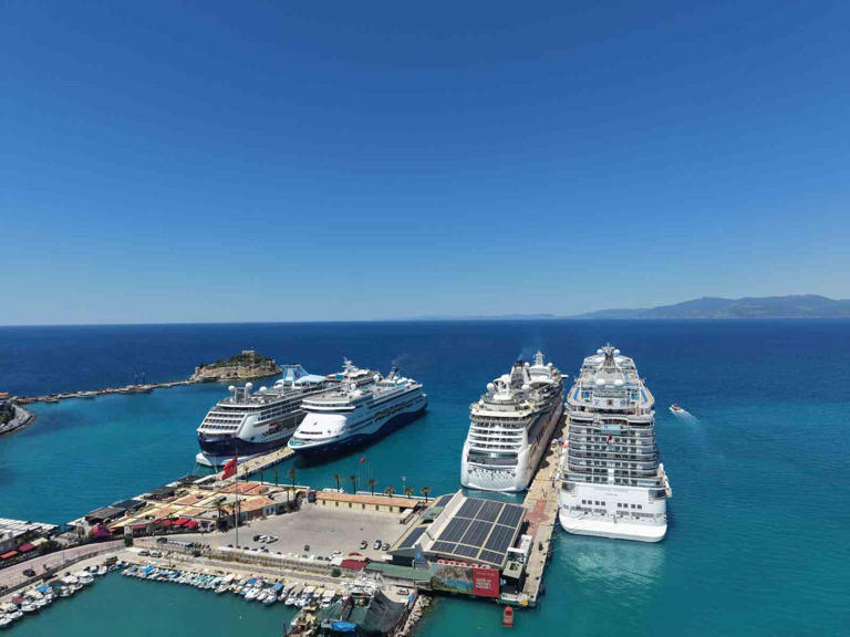 Kuşadası’na 4 kruvaziyer ile 9 bin turist geldi