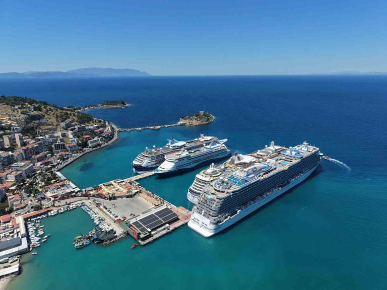 Kuşadası’na 4 kruvaziyer ile 9 bin turist geldi