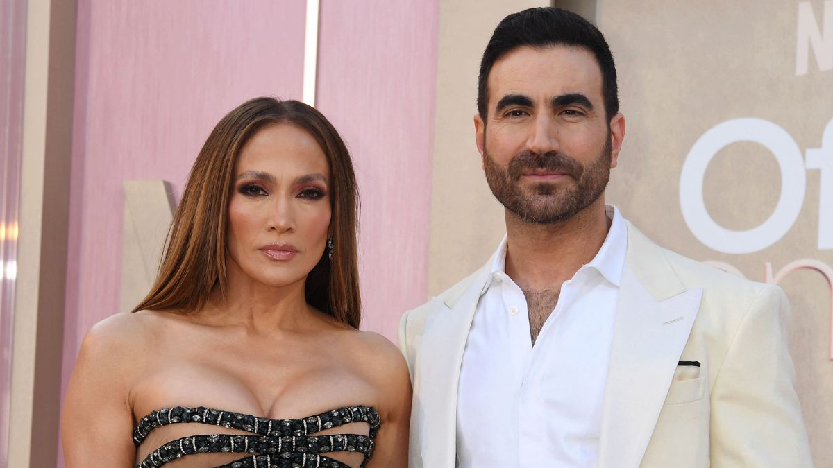 Jennifer Lopez recalls first meeting with 'Office Romance' costar Brett ...
