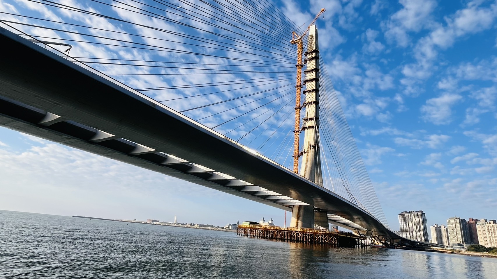 Record-breaking 3,000ft long bridge can withstand earthquakes and ...