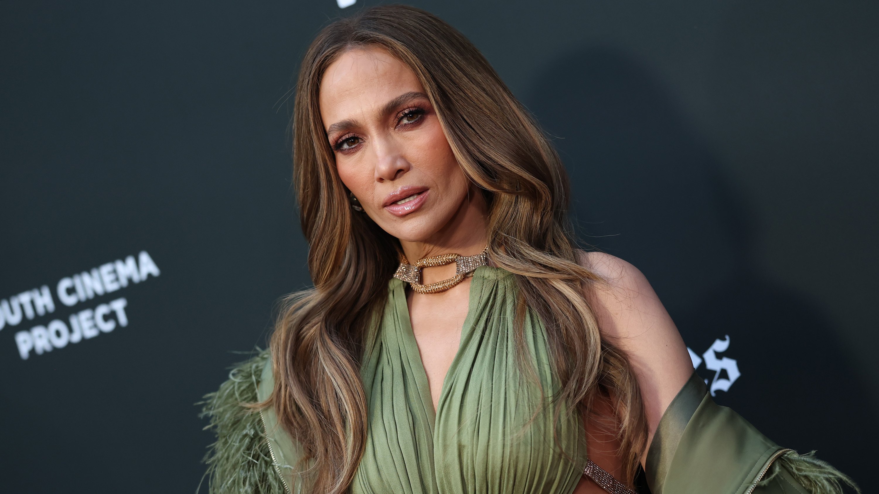 Jennifer Lopez olśniewa na festiwalu filmowym. Cynamonowy manicure w ...