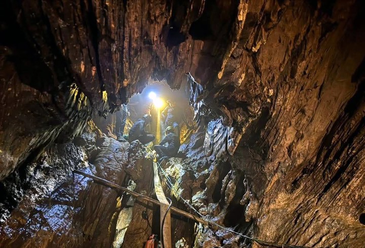 Retiradas mais quatro pessoas de gruta inundada no Laos
