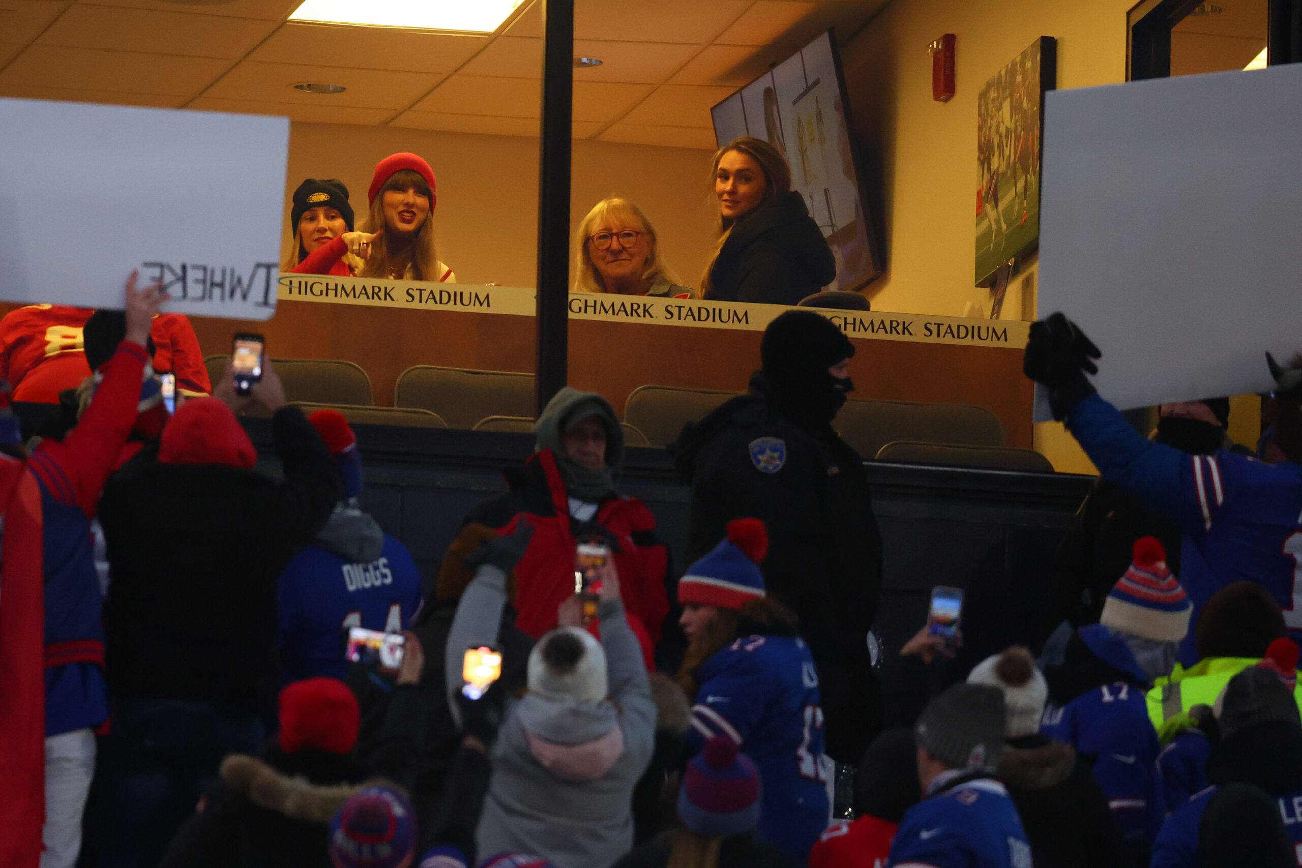 Eagles legend’s wife enforces ‘aggressively no’ screen rules inside $6M ...