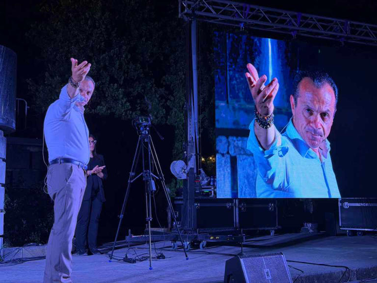 De Luca usa il palco di Basile per candidarsi a sindaco di Sicilia ...