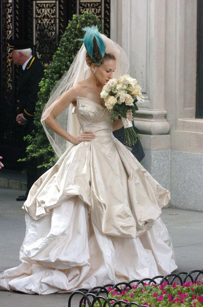 El vestido de novia de Carrie Bradshaw que casi fue negro: el look del ...