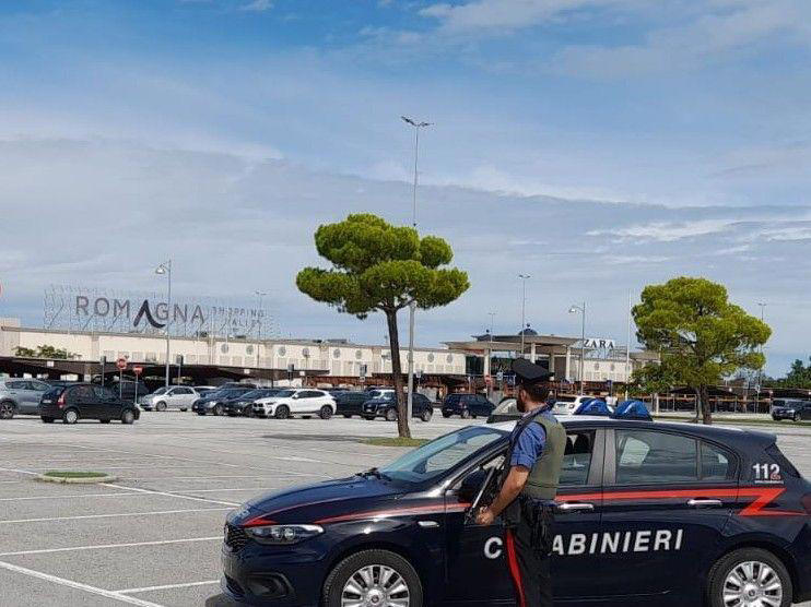 Ruba cosmetici costosi al centro commerciale. Arrestato 29enne