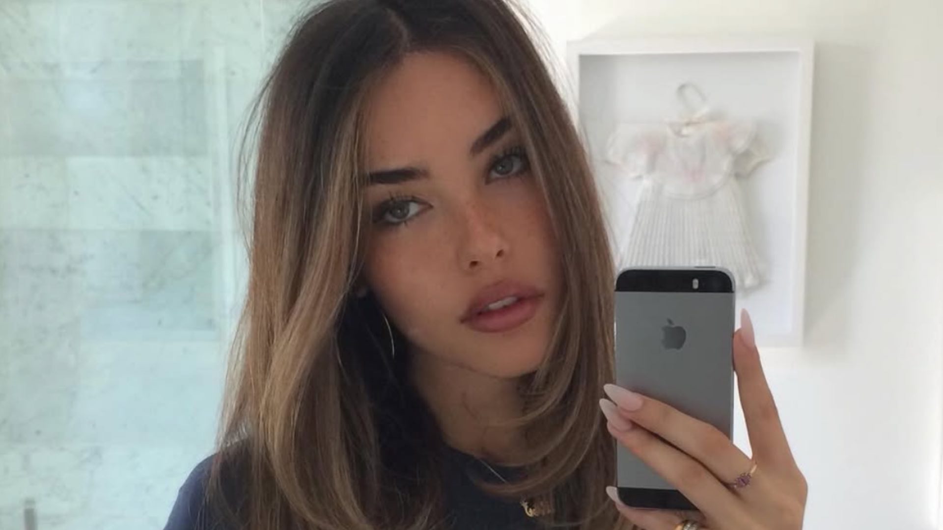 Zangeres Madison Beer maakt furore in een vintage groen fluwelen korset