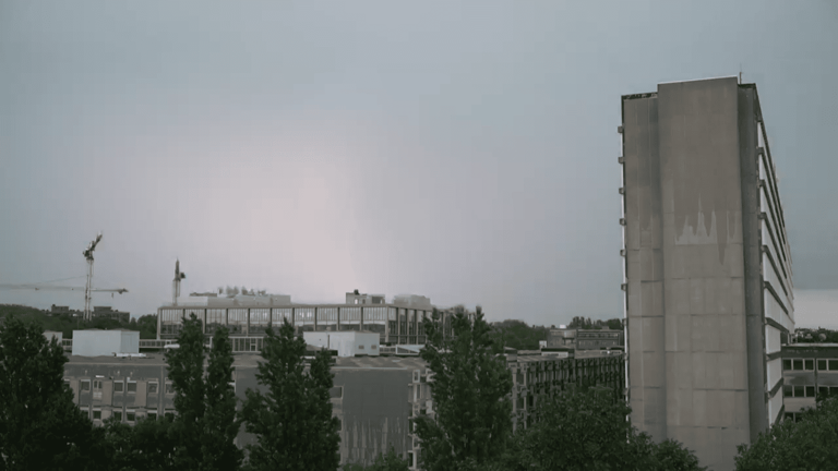 Onweer treft vooral centrum van het land: meerdere dakbranden door ...
