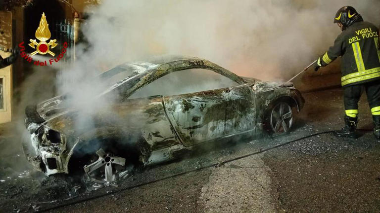 Cala Gonone, auto in fiamme e pacco sospetto davanti alla casa del ...
