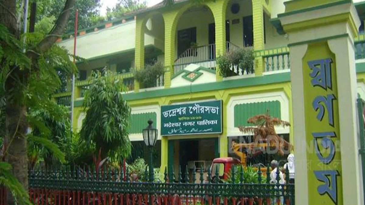 Nine councillors, including Bhadreshwar Municipality chairman, resign