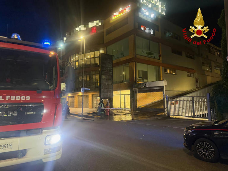 Messina, incendio nella notte al centro commerciale di Contesse: le ...