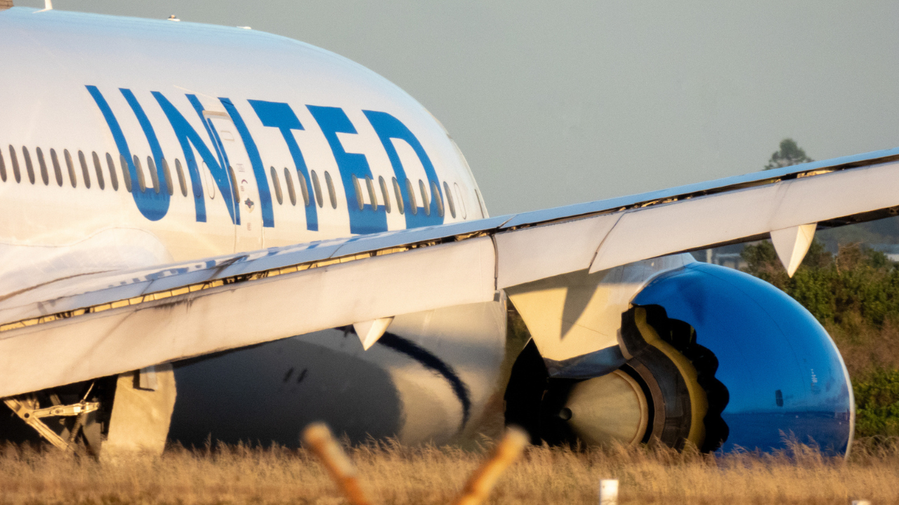 United flight attempted cockpit breach: UA2005 makes emergency landing ...