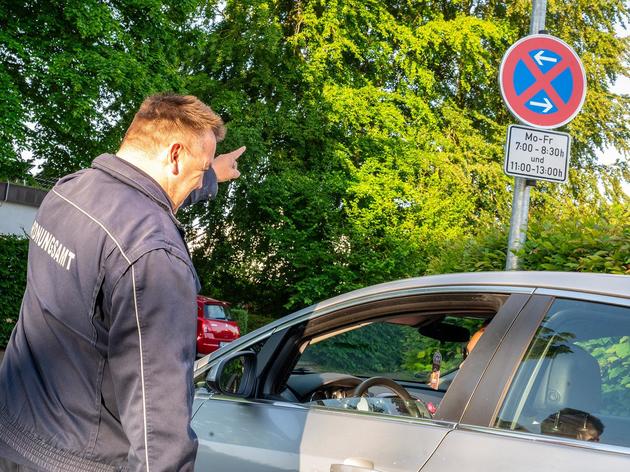 Halteverbot an Schule: Mutter hält direkt unter dem Schild