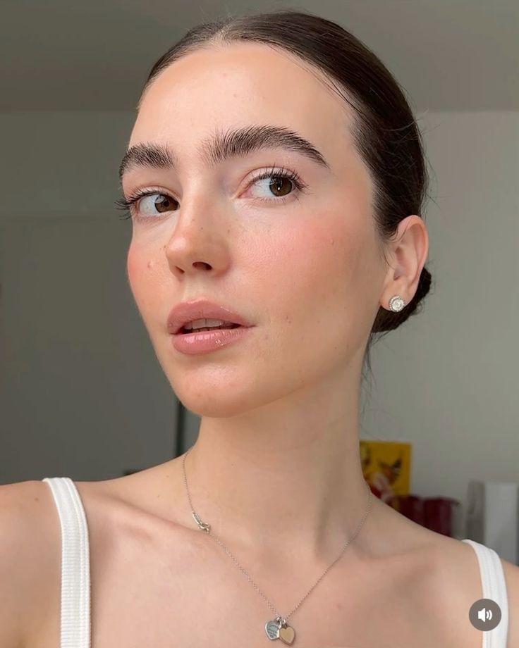 Cara mengaplikasikan blush on sesuai bentuk wajah agar tirus
