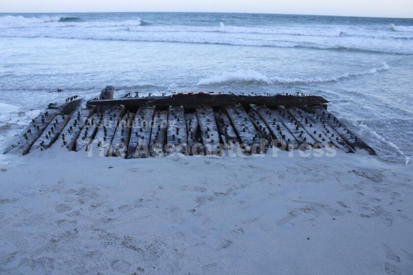 Un barco de guerra y ballenero del siglo XVIII resurge en una playa ...