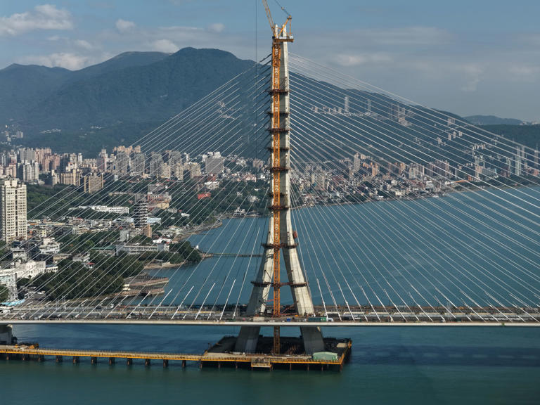 Record-breaking 3,000ft long bridge can withstand earthquakes and ...