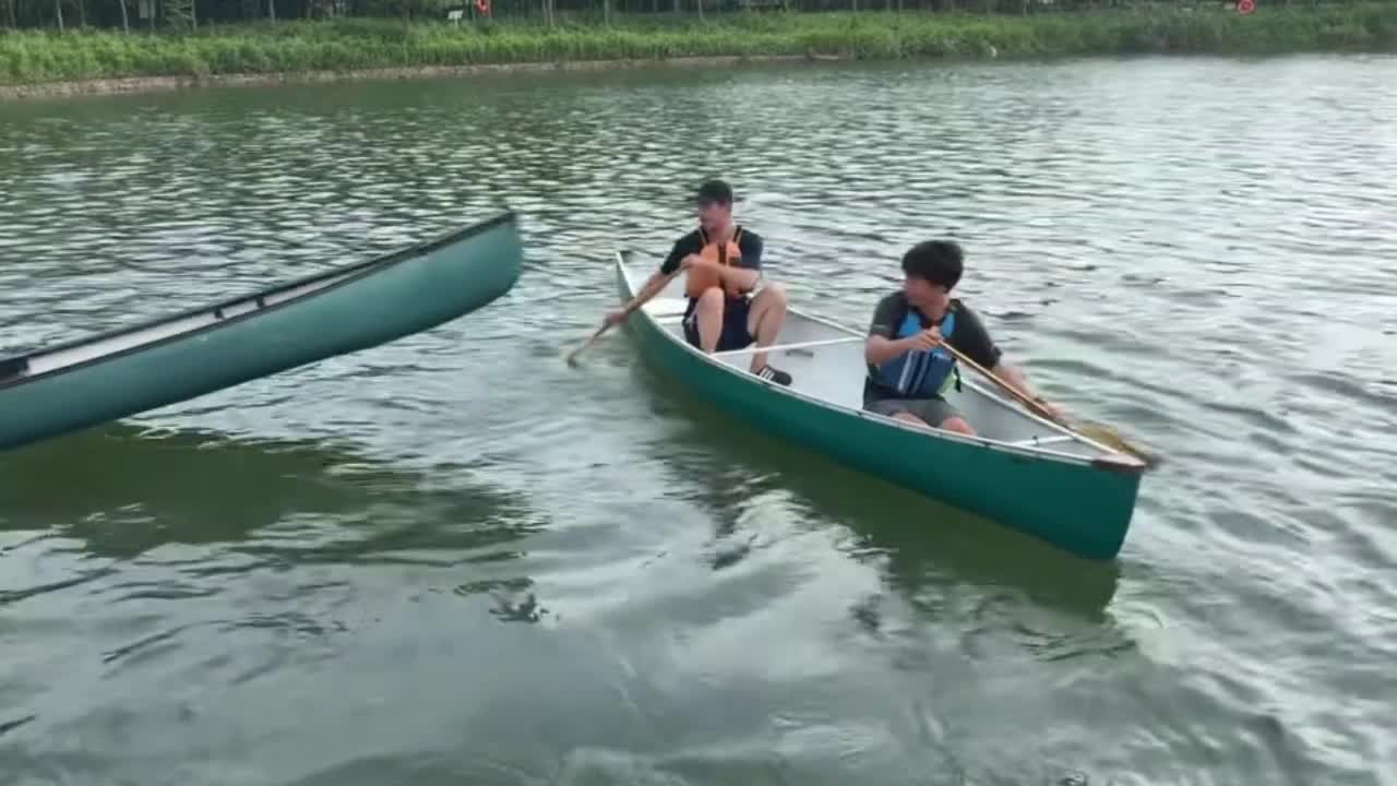 Canoe riders use unusual maneuver to pass over another boat in Shanghai ...