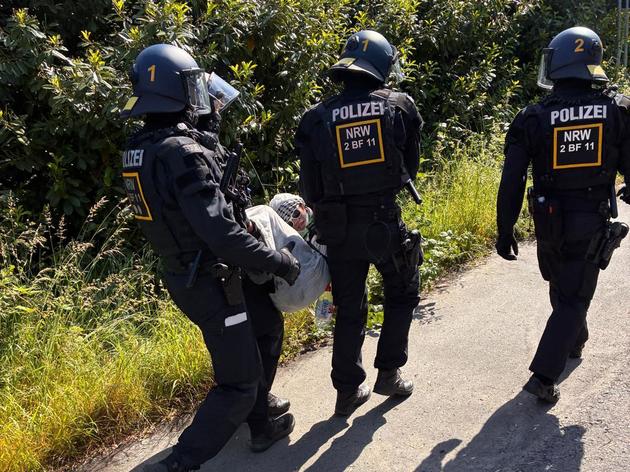 Großdemo in Hamm im Live-Ticker: Polizei greift durch – verhindert Bahn ...