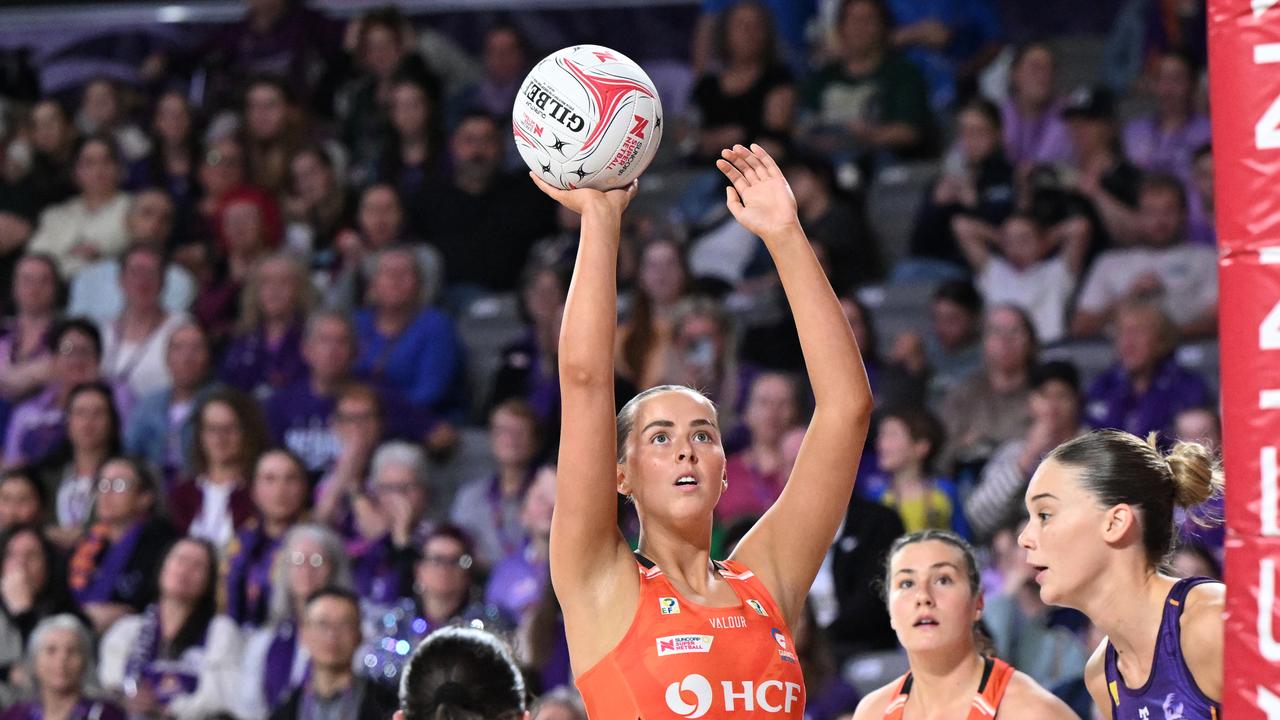 Lightning strike down Giants in Super Netball blowout