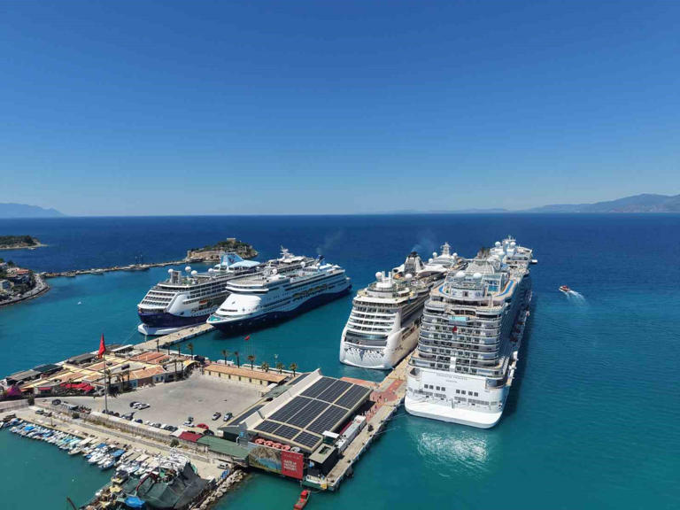 Kuşadası’na 4 kruvaziyer ile 9 bin turist geldi