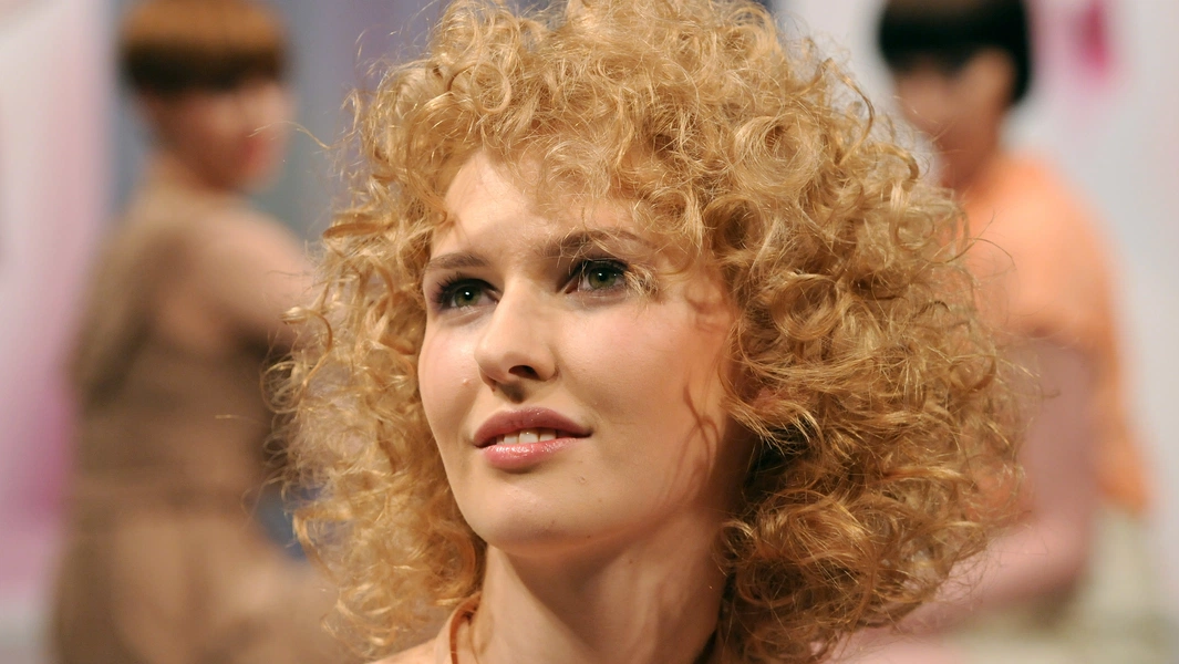 'Lazy, unpolished' hair trend shapes summer 2026 style