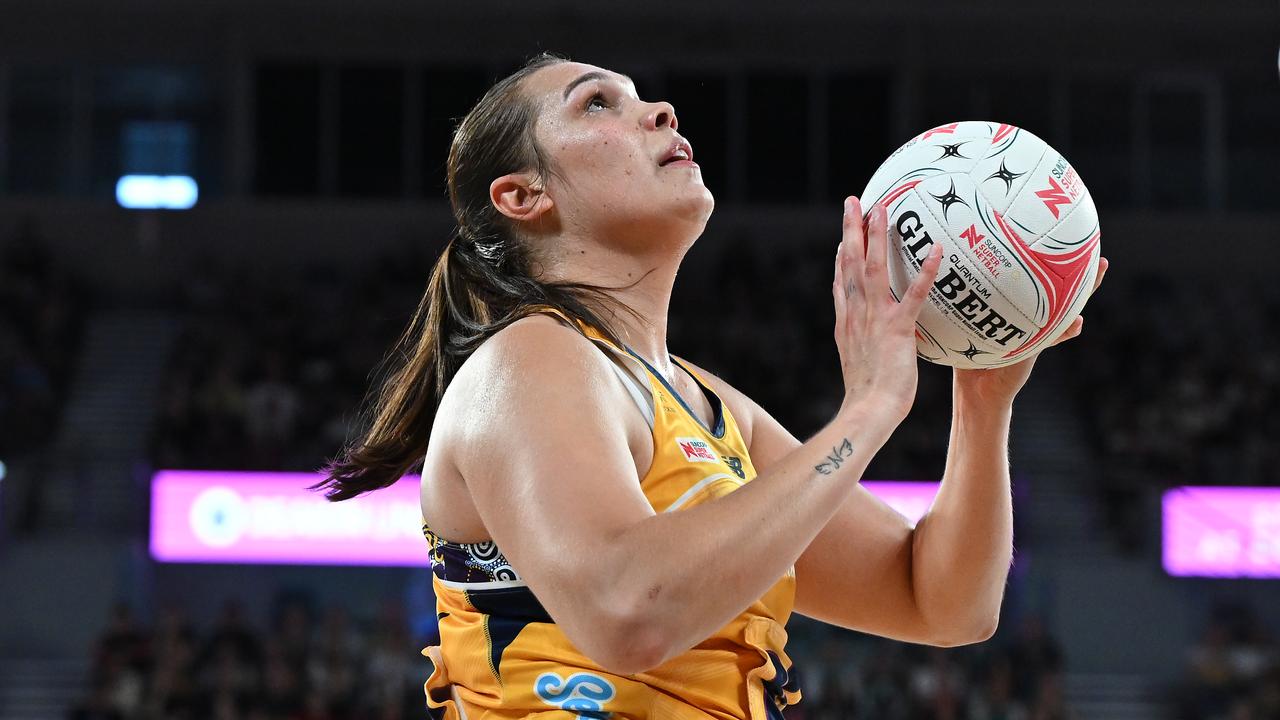 Lightning strike down Giants in Super Netball blowout