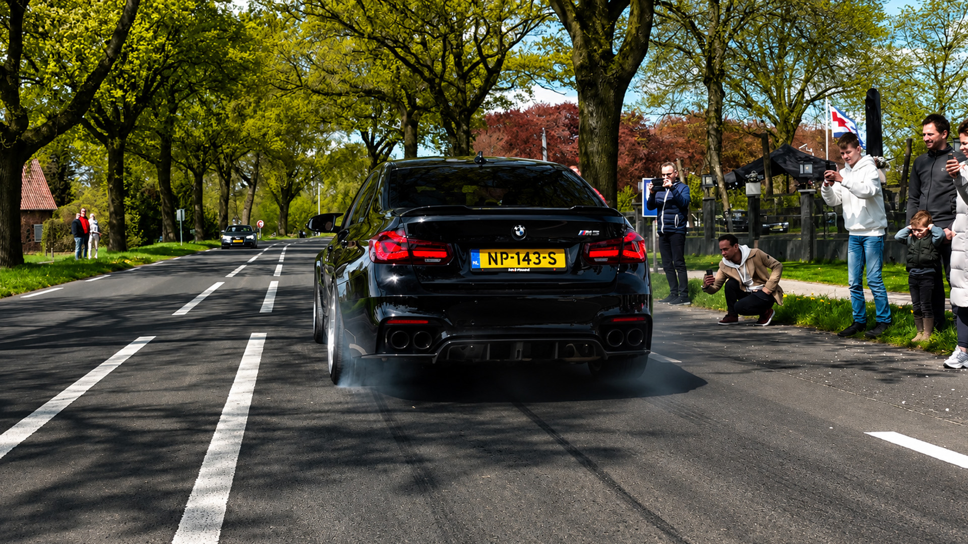 BMW M3 burn-out eindigt in een harde launch voor het publiek