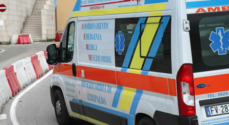 Incidente a San Cipriano Picentino, due giovani incastrati sotto un ...