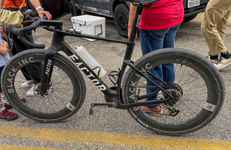 Unnamed Factor prototype races under Romain Bardet at Unbound — and yes ...
